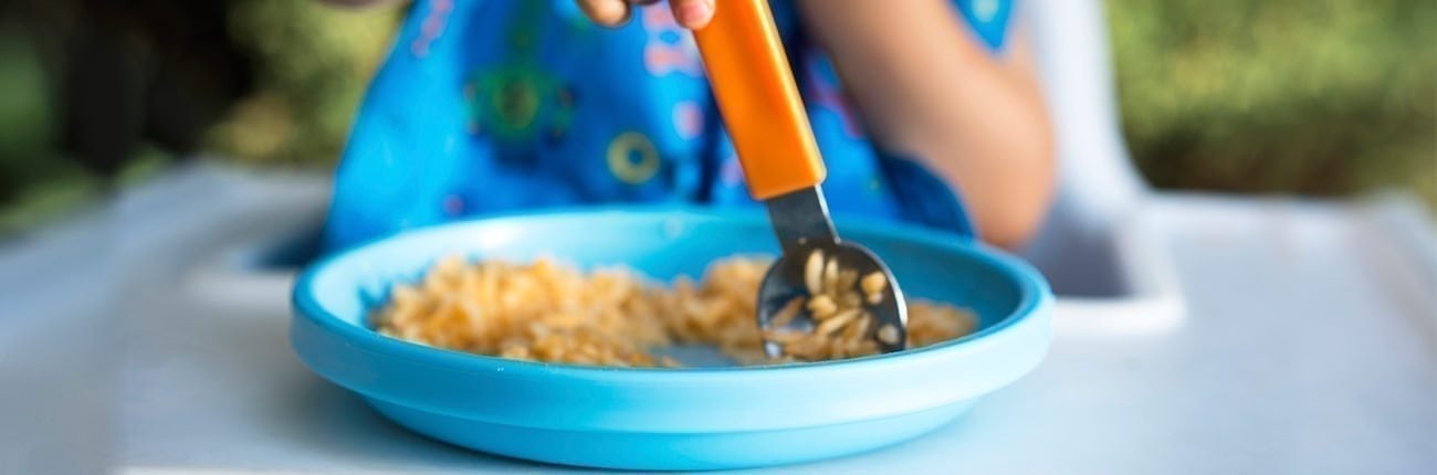 Bébé mange tout seul comme un grand